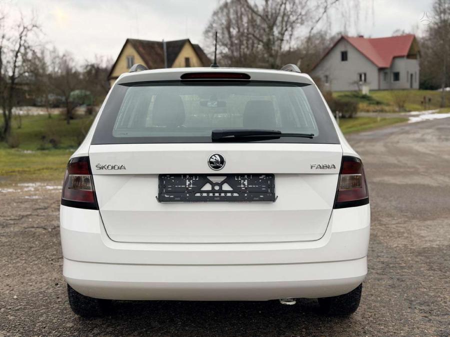 White Skoda Fabia 2015 in Utena, with an engine capacity of 1.42 L and mileage of 277 thousand km for 4990 €, photo 10 on AUTOMOTO.COM.LV