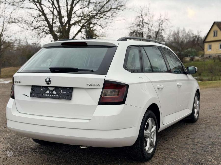 White Skoda Fabia 2015 in Utena, with an engine capacity of 1.42 L and mileage of 277 thousand km for 4990 €, photo 11 on AUTOMOTO.COM.LV