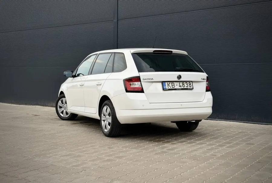 White Skoda Fabia 2015 in Riga, with an engine capacity of 1.20 L and mileage of 206 thousand km for 6295 €, photo 4 on AUTOMOTO.COM.LV