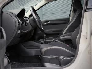 White Skoda Fabia 2015 in Riga, with an engine capacity of 1.20 L and mileage of 206 thousand km for 6295 €, photo 11 on AUTOMOTO.COM.LV