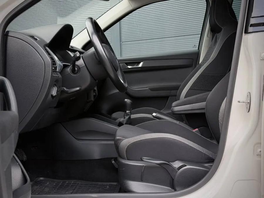 White Skoda Fabia 2015 in Riga, with an engine capacity of 1.20 L and mileage of 206 thousand km for 6295 €, photo 11 on AUTOMOTO.COM.LV