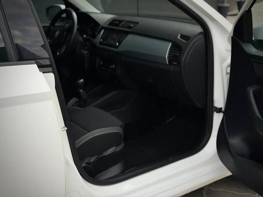 White Skoda Fabia 2015 in Riga, with an engine capacity of 1.20 L and mileage of 206 thousand km for 6295 €, photo 18 on AUTOMOTO.COM.LV