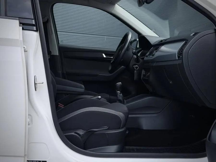 White Skoda Fabia 2015 in Riga, with an engine capacity of 1.20 L and mileage of 206 thousand km for 6295 €, photo 19 on AUTOMOTO.COM.LV