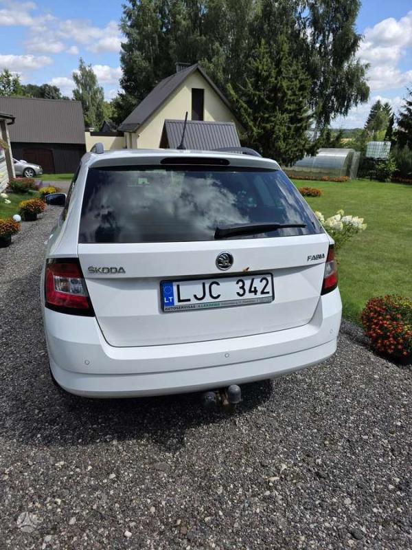 White Skoda Fabia 2015 in Vilnius, with an engine capacity of 1.42 L and mileage of 218 thousand km for 5100 €, photo 5 on AUTOMOTO.COM.LV