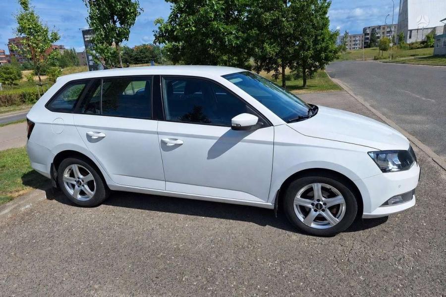 White Skoda Fabia 2015 in Vilnius, with an engine capacity of 1.00 L and mileage of 164 thousand km for 4400 €, photo 1 on AUTOMOTO.COM.LV