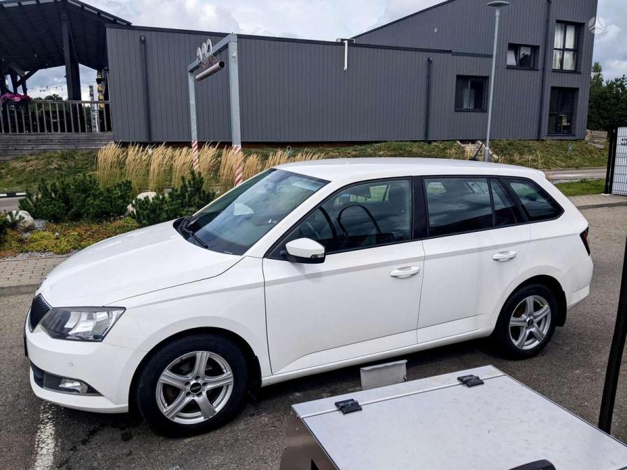 White Skoda Fabia 2015 in Vilnius, with an engine capacity of 1.00 L and mileage of 164 thousand km for 4400 €, photo 3 on AUTOMOTO.COM.LV