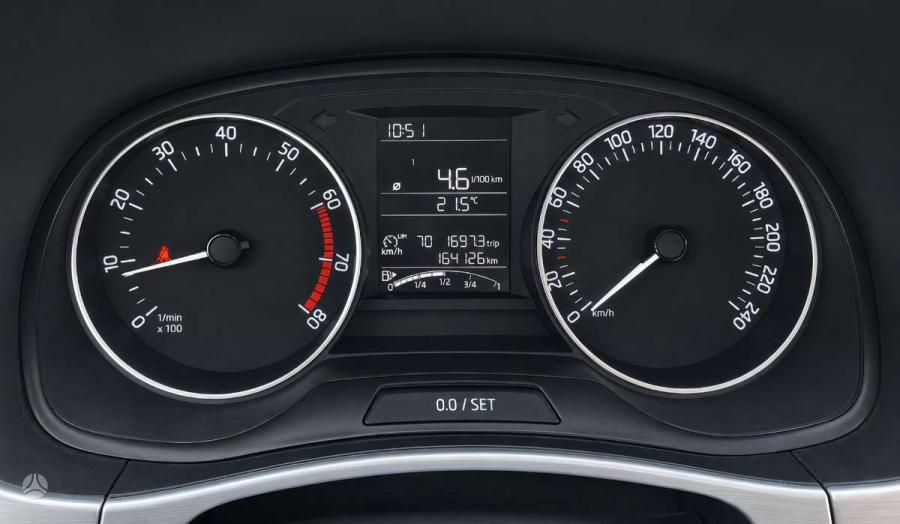 White Skoda Fabia 2015 in Vilnius, with an engine capacity of 1.00 L and mileage of 164 thousand km for 4400 €, photo 4 on AUTOMOTO.COM.LV