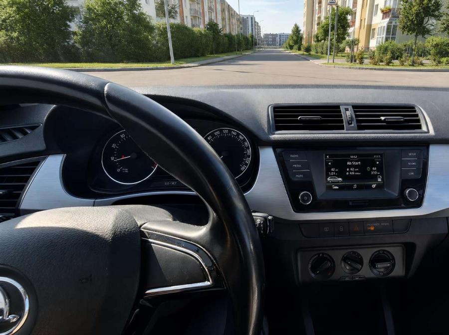 White Skoda Fabia 2015 in Vilnius, with an engine capacity of 1.00 L and mileage of 164 thousand km for 4400 €, photo 10 on AUTOMOTO.COM.LV