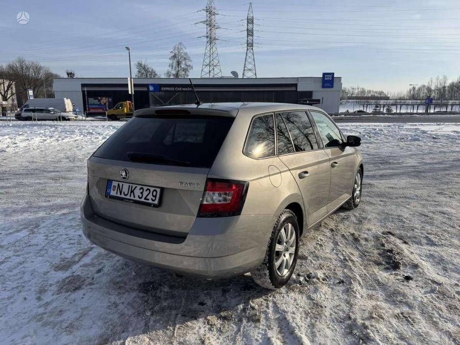 Yellow Skoda Fabia 2015 in Kaunas, with an engine capacity of 1.40 L and mileage of 140 thousand km for 4400 €, photo 3 on AUTOMOTO.COM.LV