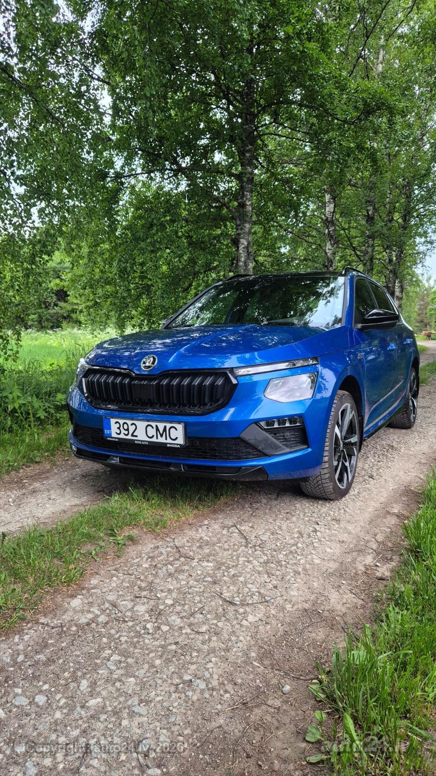 Zils Skoda KAMIQ 2024 Tallina, ar dzinēja tilpumu 1.00 L un nobraukumu 17 tūkst. km par 24200 €, foto 1 vietnē AUTOMOTO.COM.LV