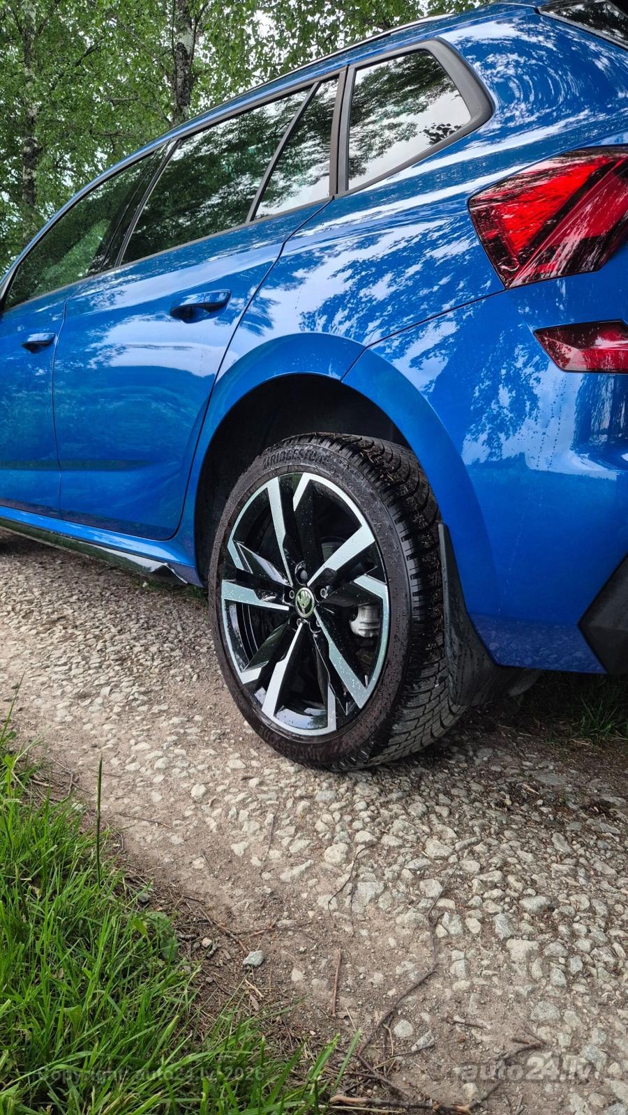 Zils Skoda KAMIQ 2024 Tallina, ar dzinēja tilpumu 1.00 L un nobraukumu 17 tūkst. km par 24200 €, foto 6 vietnē AUTOMOTO.COM.LV