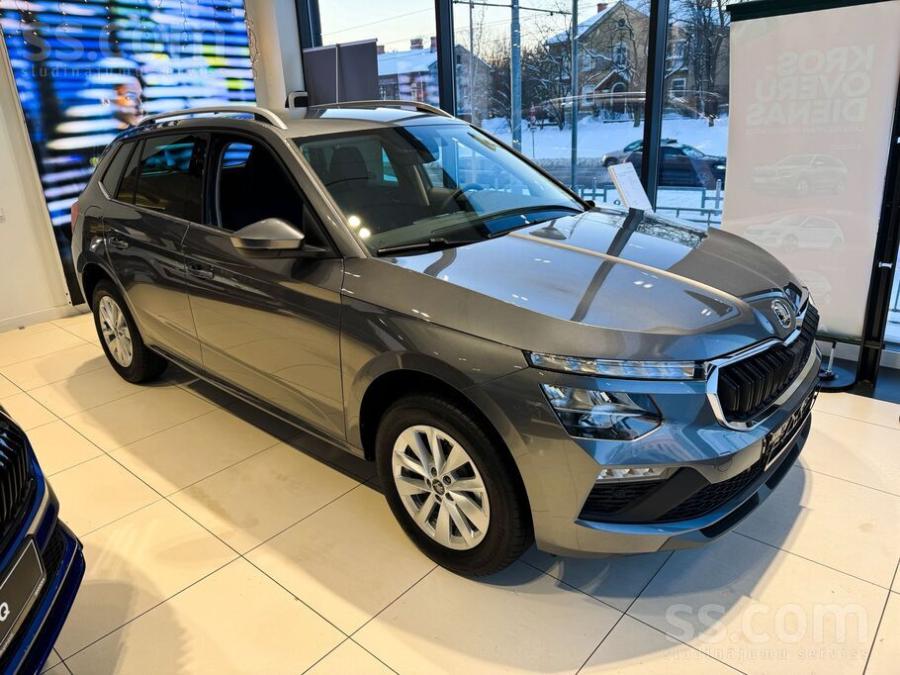 Pelēks Skoda KAMIQ 2026 Daugavpils, ar dzinēja tilpumu 1.00 L un nobraukumu 10 tūkst. km par 25740 €, foto 1 vietnē AUTOMOTO.COM.LV