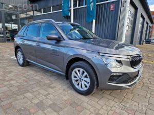 Pelēks Skoda KAMIQ 2026 Jelgava, ar dzinēja tilpumu 1.00 L un nobraukumu 0 tūkst. km par 25500 €, foto 3 vietnē AUTOMOTO.COM.LV