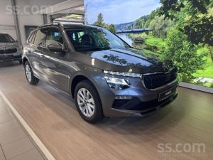 Pelēks Skoda KAMIQ 2026 Valmiera, ar dzinēja tilpumu 1.00 L un nobraukumu 0 tūkst. km par 23890 €, foto  vietnē AUTOMOTO.COM.LV