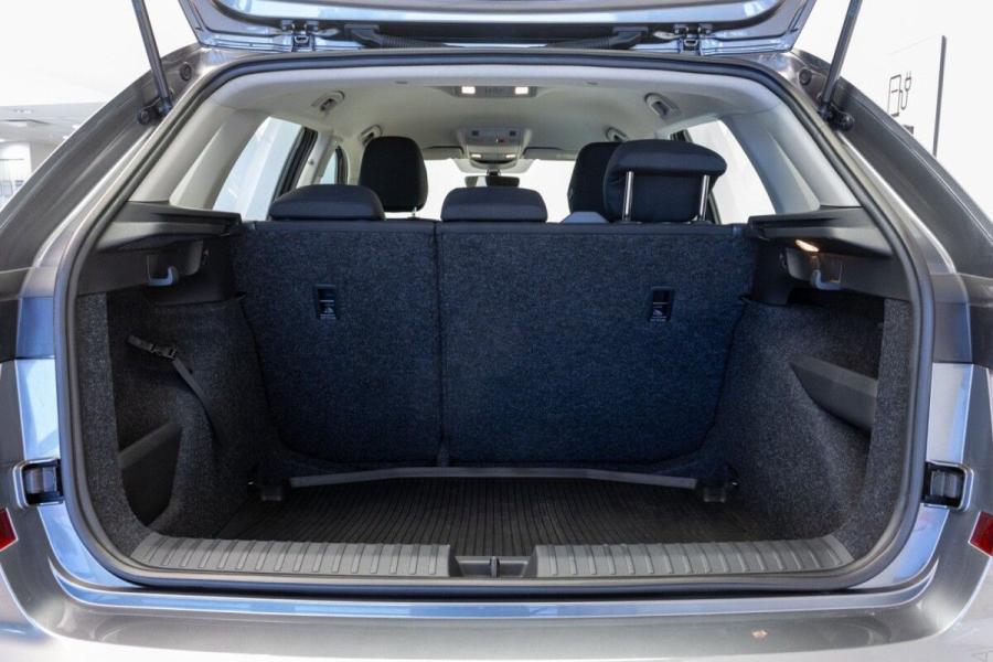 Pelēks Skoda KAMIQ 2024 Jehvi, ar dzinēja tilpumu 1.00 L un nobraukumu 33 tūkst. km par 18650 €, foto 17 vietnē AUTOMOTO.COM.LV