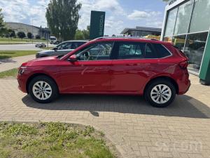 Sarkans Skoda KAMIQ 2026 Valmiera, ar dzinēja tilpumu 1.00 L un nobraukumu 1 tūkst. km par 23500 €, foto 5 vietnē AUTOMOTO.COM.LV