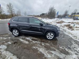 Melns Skoda Karoq 2019 Viļņa, ar dzinēja tilpumu 1.50 L un nobraukumu 157 tūkst. km par 16700 €, foto 2 vietnē AUTOMOTO.COM.LV