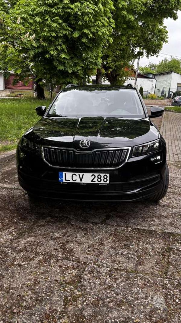 Melns Skoda Karoq 2019 Viļņa, ar dzinēja tilpumu 1.60 L un nobraukumu 150 tūkst. km par 15500 €, foto  vietnē AUTOMOTO.COM.LV