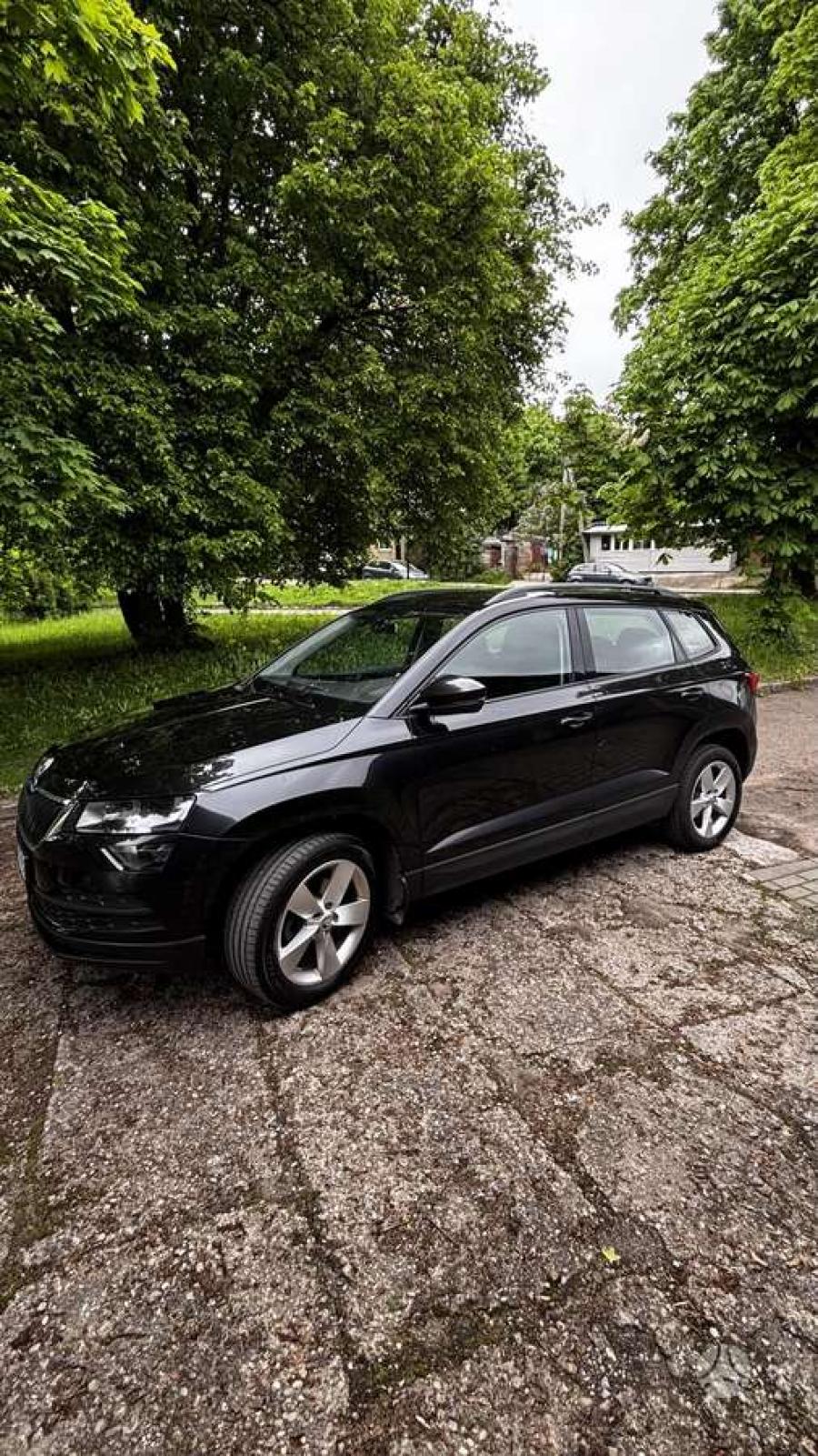 Black Skoda Karoq 2019 in Vilnius, with an engine capacity of 1.60 L and mileage of 150 thousand km for 15500 €, photo 3 on AUTOMOTO.COM.LV