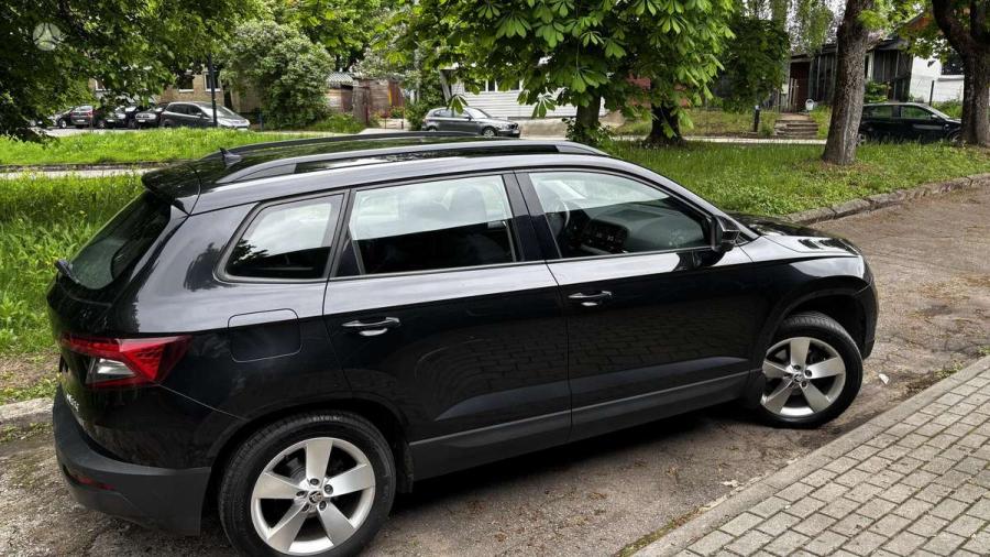 Black Skoda Karoq 2019 in Vilnius, with an engine capacity of 1.60 L and mileage of 150 thousand km for 15500 €, photo 4 on AUTOMOTO.COM.LV