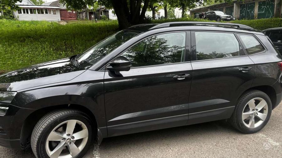 Black Skoda Karoq 2019 in Vilnius, with an engine capacity of 1.60 L and mileage of 150 thousand km for 15500 €, photo 5 on AUTOMOTO.COM.LV