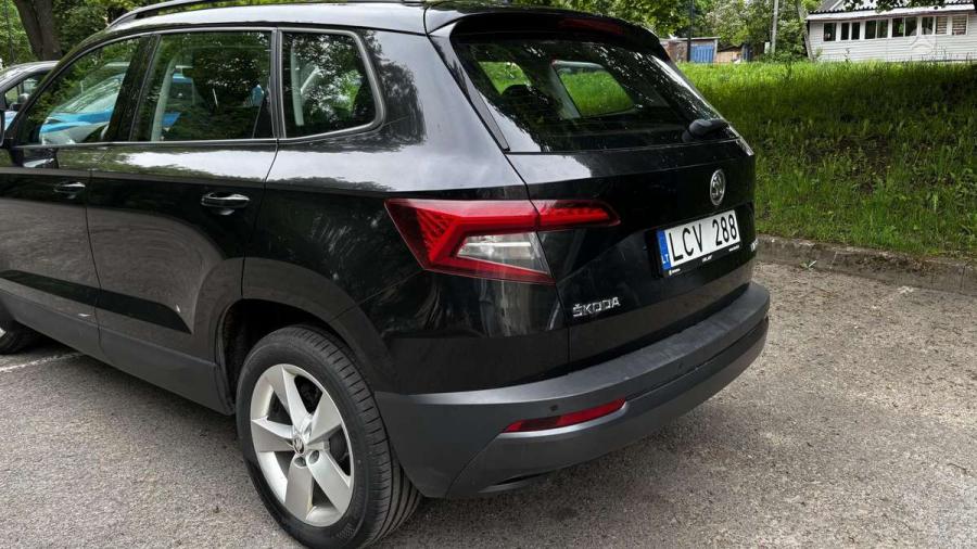 Black Skoda Karoq 2019 in Vilnius, with an engine capacity of 1.60 L and mileage of 150 thousand km for 15500 €, photo 8 on AUTOMOTO.COM.LV