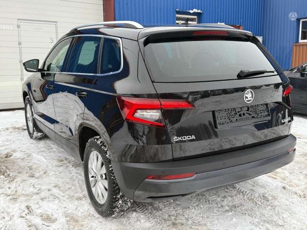 Black Skoda Karoq 2020 in Prienai, with an engine capacity of 1.60 L and mileage of 236 thousand km for 14800 €, photo 9 on AUTOMOTO.COM.LV