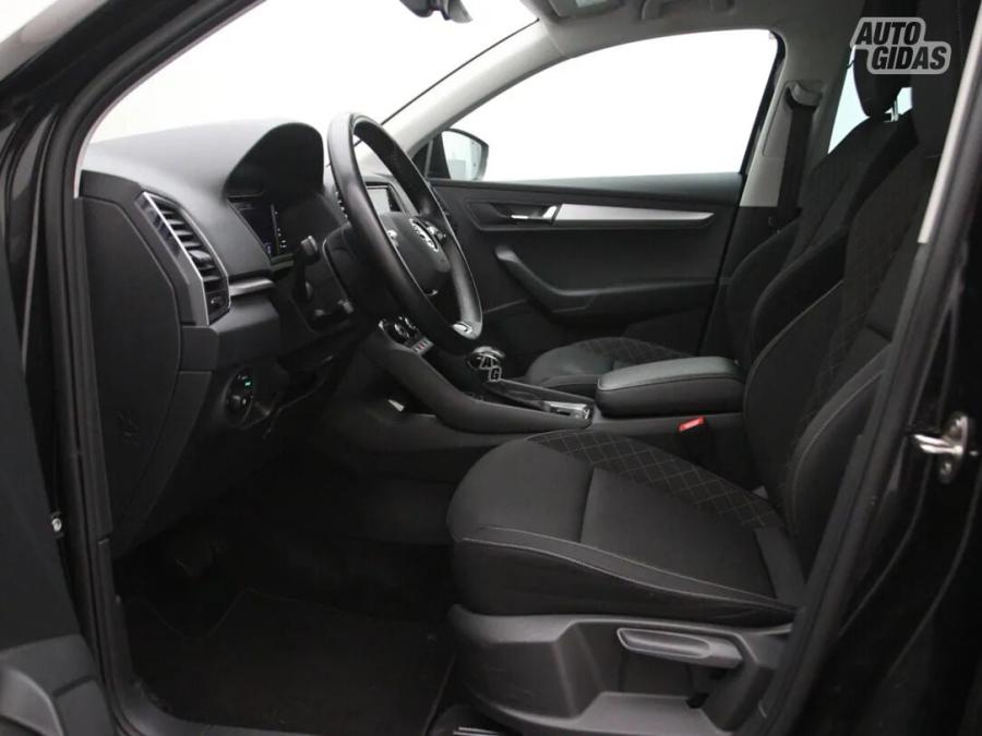 Black Skoda Karoq 2021 in Vilnius, with an engine capacity of 1.50 L and mileage of 158 thousand km for 18199 €, photo 5 on AUTOMOTO.COM.LV