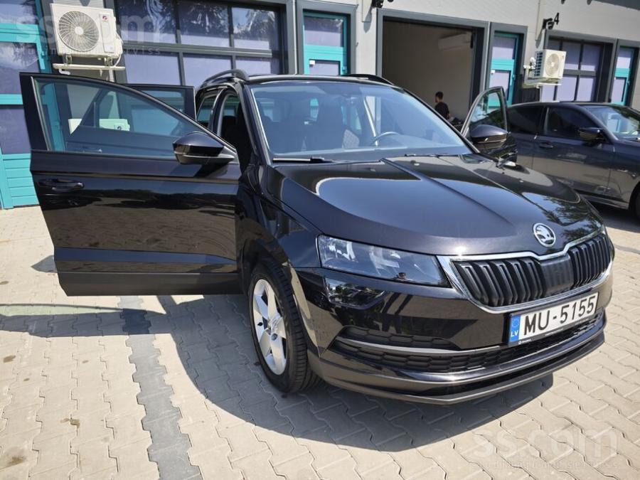 Black Skoda Karoq 2021 in Riga, with an engine capacity of 1.60 L and mileage of 143 thousand km for 19000 €, photo 1 on AUTOMOTO.COM.LV