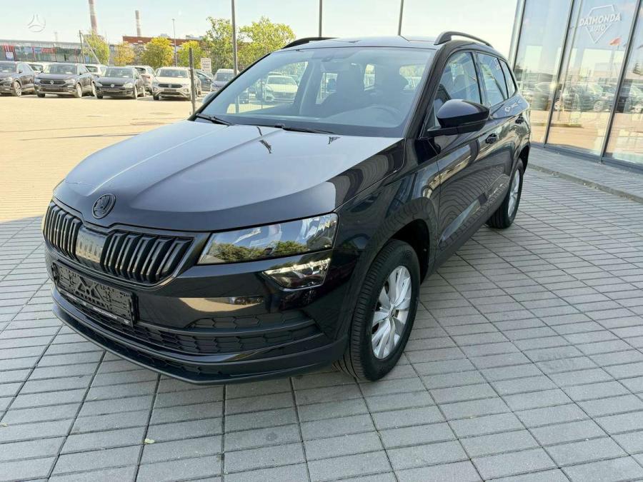 Black Skoda Karoq 2021 in Kaunas, with an engine capacity of 1.50 L and mileage of 185 thousand km for 15600 €, photo 1 on AUTOMOTO.COM.LV