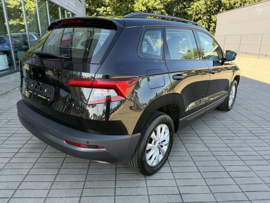 Black Skoda Karoq 2021 in Kaunas, with an engine capacity of 1.50 L and mileage of 185 thousand km for 15600 €, photo 4 on AUTOMOTO.COM.LV