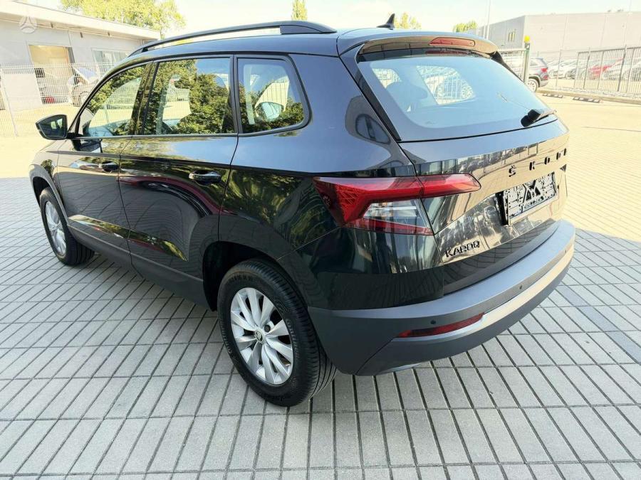 Black Skoda Karoq 2021 in Kaunas, with an engine capacity of 1.50 L and mileage of 185 thousand km for 15600 €, photo 5 on AUTOMOTO.COM.LV
