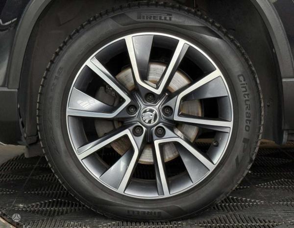 Black Skoda Karoq 2021 in Kaunas, with an engine capacity of 1.97 L and mileage of 174 thousand km for 20990 €, photo 8 on AUTOMOTO.COM.LV