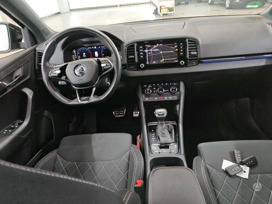 Black Skoda Karoq 2022 in Vilnius, with an engine capacity of 1.50 L and mileage of 80 thousand km for 26015 €, photo 6 on AUTOMOTO.COM.LV