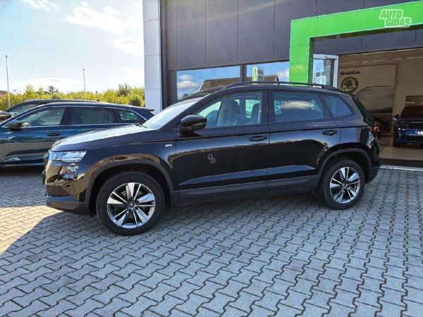 Melns Skoda Karoq 2022 Kauņa, ar dzinēja tilpumu 1.50 L un nobraukumu 35 tūkst. km par 28240 €, foto 2 vietnē AUTOMOTO.COM.LV