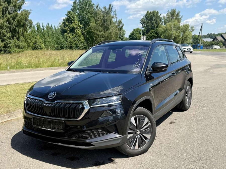 Black Skoda Karoq 2022 in Taurage, with an engine capacity of 1.97 L and mileage of 200 thousand km for 17900 €, photo 1 on AUTOMOTO.COM.LV