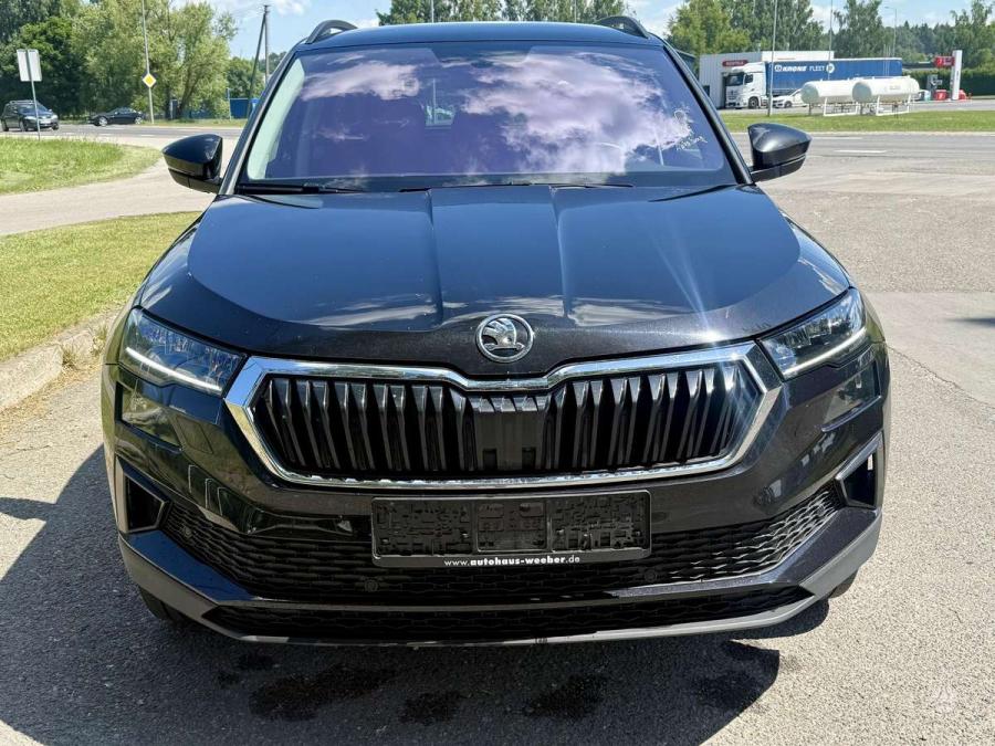 Black Skoda Karoq 2022 in Taurage, with an engine capacity of 1.97 L and mileage of 200 thousand km for 17900 €, photo 5 on AUTOMOTO.COM.LV
