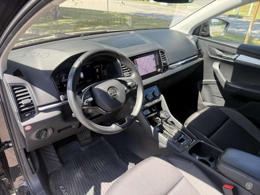 Black Skoda Karoq 2022 in Taurage, with an engine capacity of 1.97 L and mileage of 200 thousand km for 17900 €, photo 13 on AUTOMOTO.COM.LV