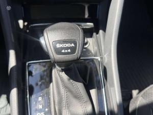 Black Skoda Karoq 2022 in Taurage, with an engine capacity of 1.97 L and mileage of 200 thousand km for 17900 €, photo 23 on AUTOMOTO.COM.LV
