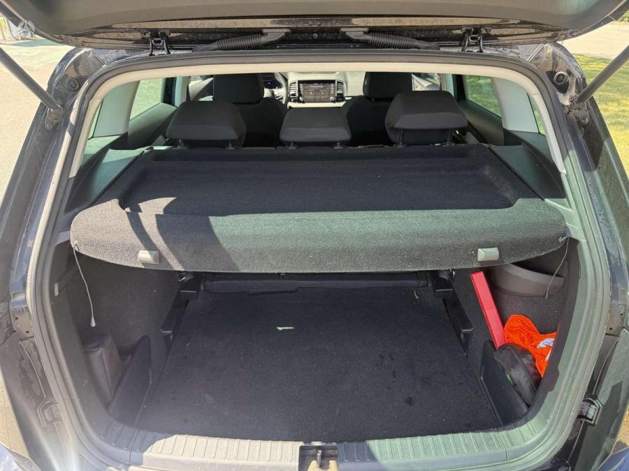 Black Skoda Karoq 2022 in Taurage, with an engine capacity of 1.97 L and mileage of 200 thousand km for 17900 €, photo 27 on AUTOMOTO.COM.LV