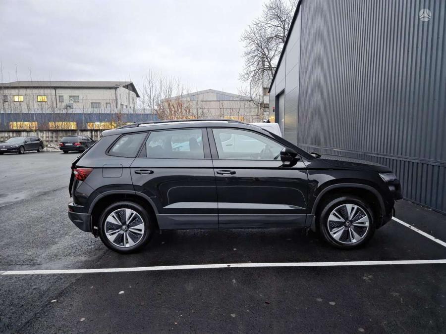 Black Skoda Karoq 2023 in Kaunas, with an engine capacity of 1.50 L and mileage of 46 thousand km for 8500 €, photo 4 on AUTOMOTO.COM.LV