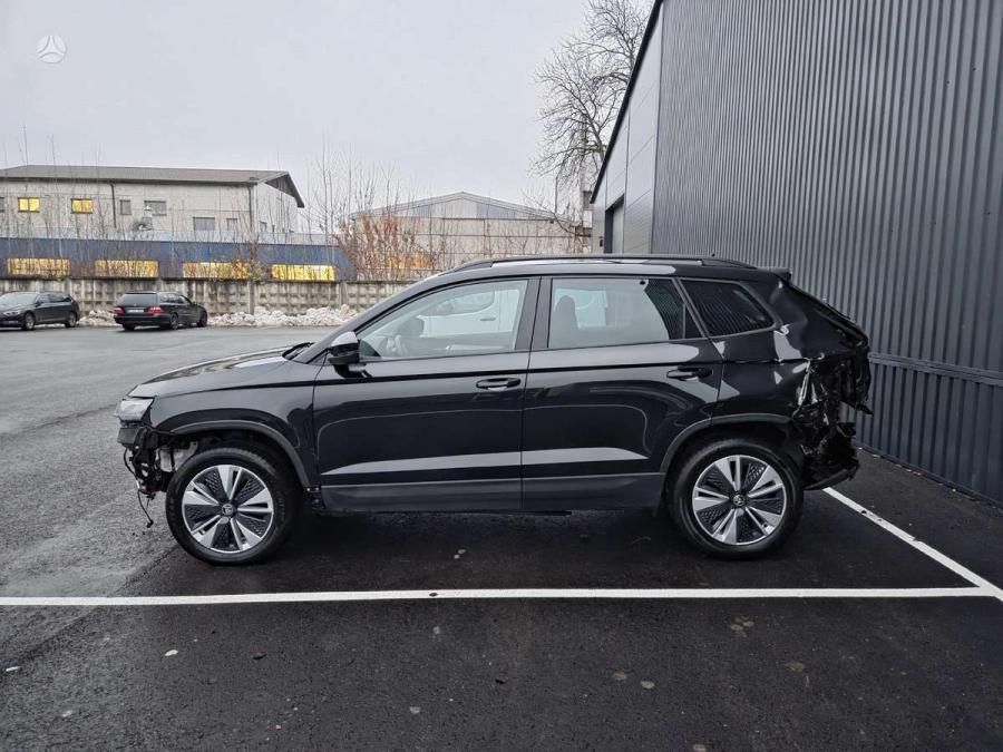 Black Skoda Karoq 2023 in Kaunas, with an engine capacity of 1.50 L and mileage of 46 thousand km for 8500 €, photo 5 on AUTOMOTO.COM.LV