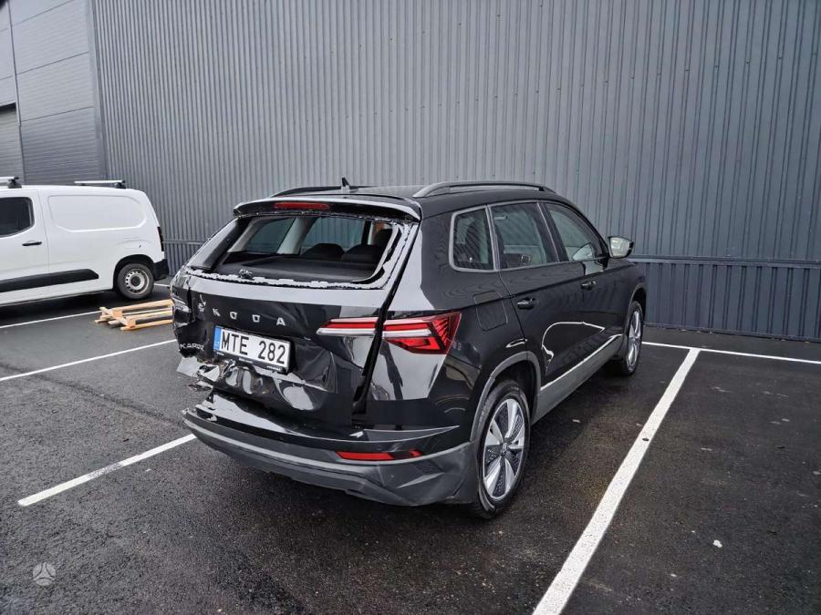 Black Skoda Karoq 2023 in Kaunas, with an engine capacity of 1.50 L and mileage of 46 thousand km for 8500 €, photo 6 on AUTOMOTO.COM.LV