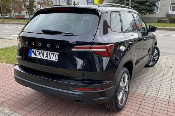 Black Skoda Karoq 2023 in Marijampole, with an engine capacity of 1.97 L and mileage of 55 thousand km for 24350 €, photo 10 on AUTOMOTO.COM.LV