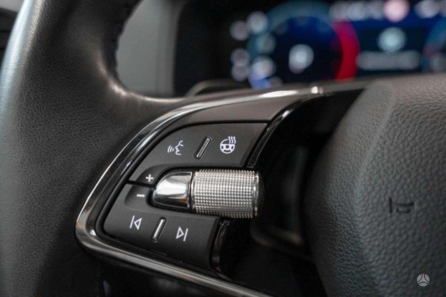 Black Skoda Karoq 2023 in Vilnius, with an engine capacity of 2.00 L and mileage of 140 thousand km for 24400 €, photo 11 on AUTOMOTO.COM.LV