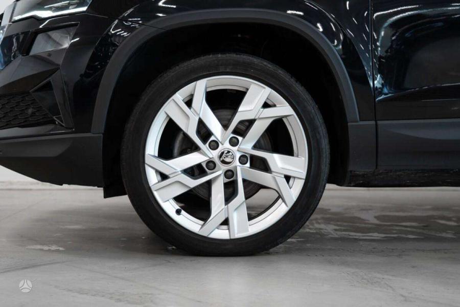Black Skoda Karoq 2023 in Vilnius, with an engine capacity of 2.00 L and mileage of 140 thousand km for 24400 €, photo 26 on AUTOMOTO.COM.LV
