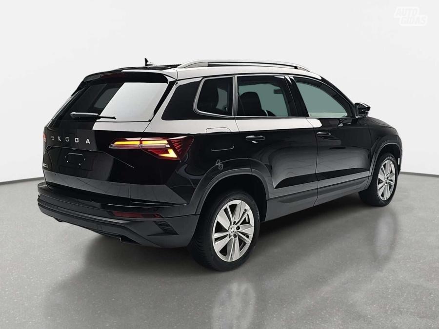Black Skoda Karoq 2024 in Kaunas, with an engine capacity of 1.50 L and mileage of 32 thousand km for 31660 €, photo 4 on AUTOMOTO.COM.LV