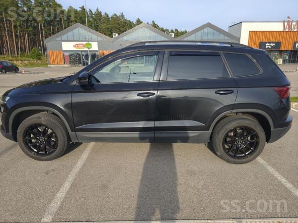Black Skoda Karoq 2024 in Riga, with an engine capacity of 1.50 L and mileage of 40 thousand km for 24500 €, photo 4 on AUTOMOTO.COM.LV