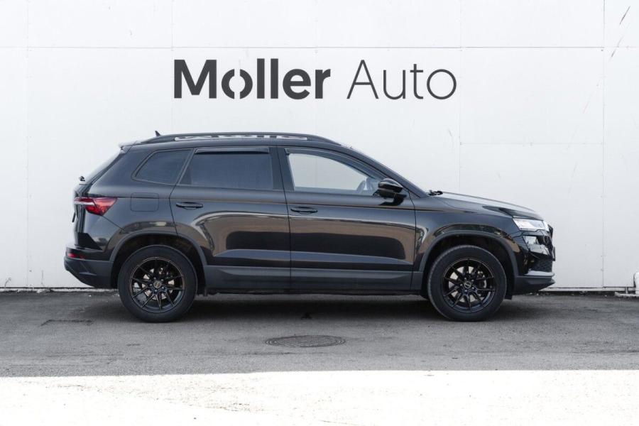 Black Skoda Karoq 2024 in Riga, with an engine capacity of 1.50 L and mileage of 41 thousand km for 23950 €, photo 6 on AUTOMOTO.COM.LV