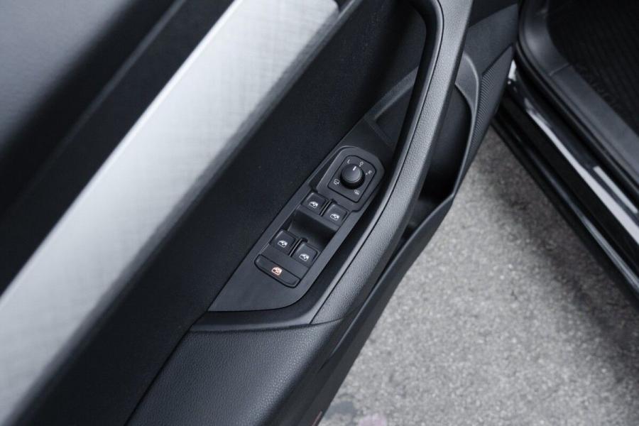 Black Skoda Karoq 2024 in Riga, with an engine capacity of 1.50 L and mileage of 41 thousand km for 23950 €, photo 9 on AUTOMOTO.COM.LV